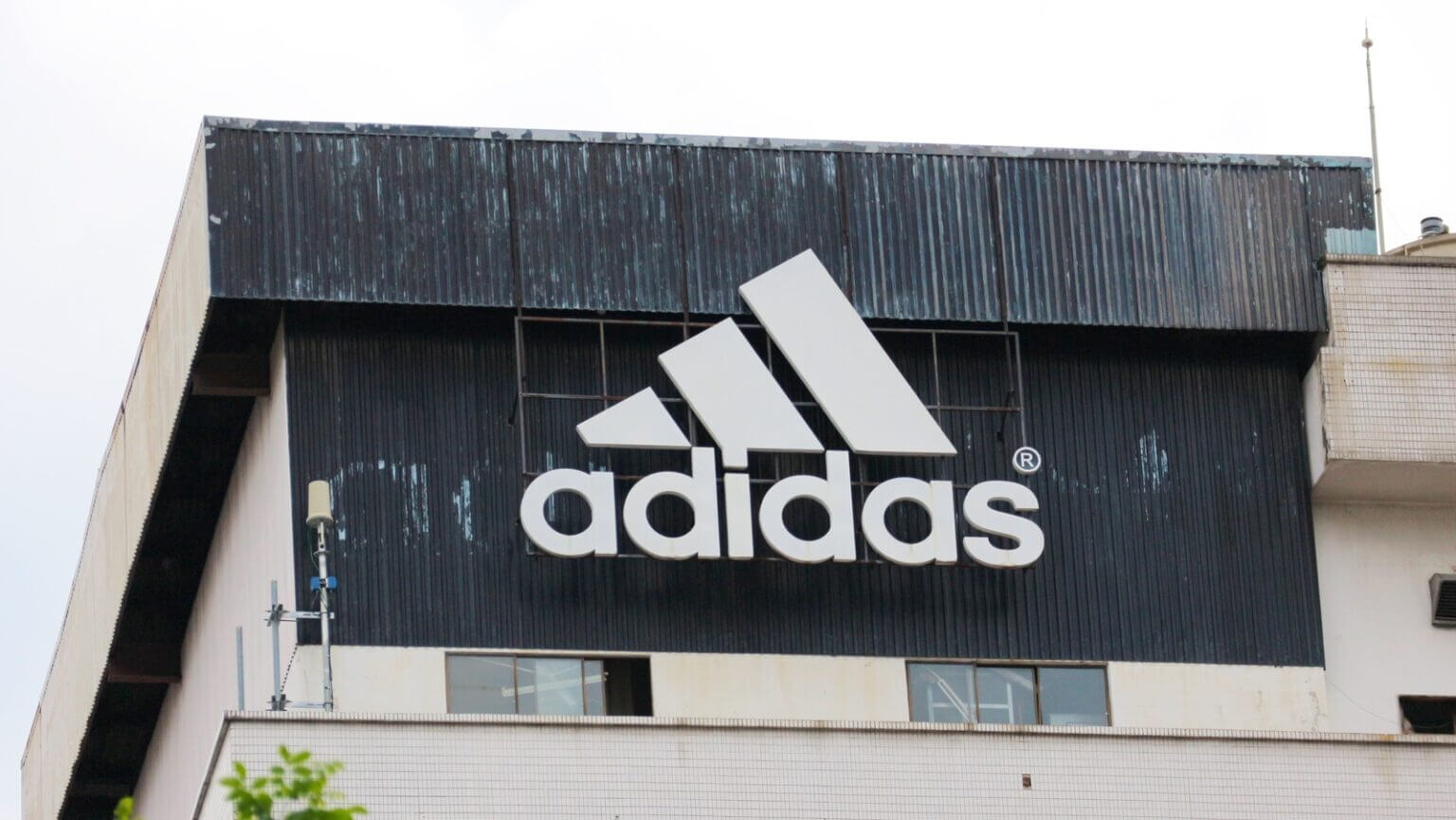 Adidas advierte de una filtración de datos tras el hackeo a su ...