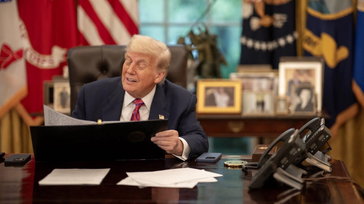 Trump firma órdenes ejecutivas para garantizar una AI "neutral y ...